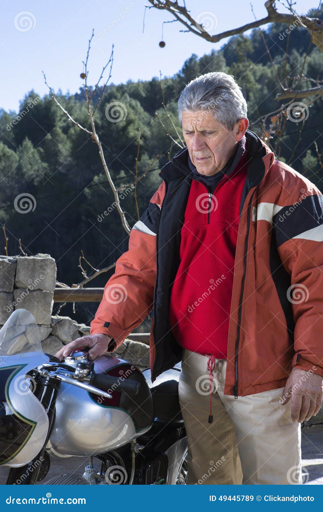 Mann, Der Neben Einem Motorrad Steht Stockbild - Bild von person ...