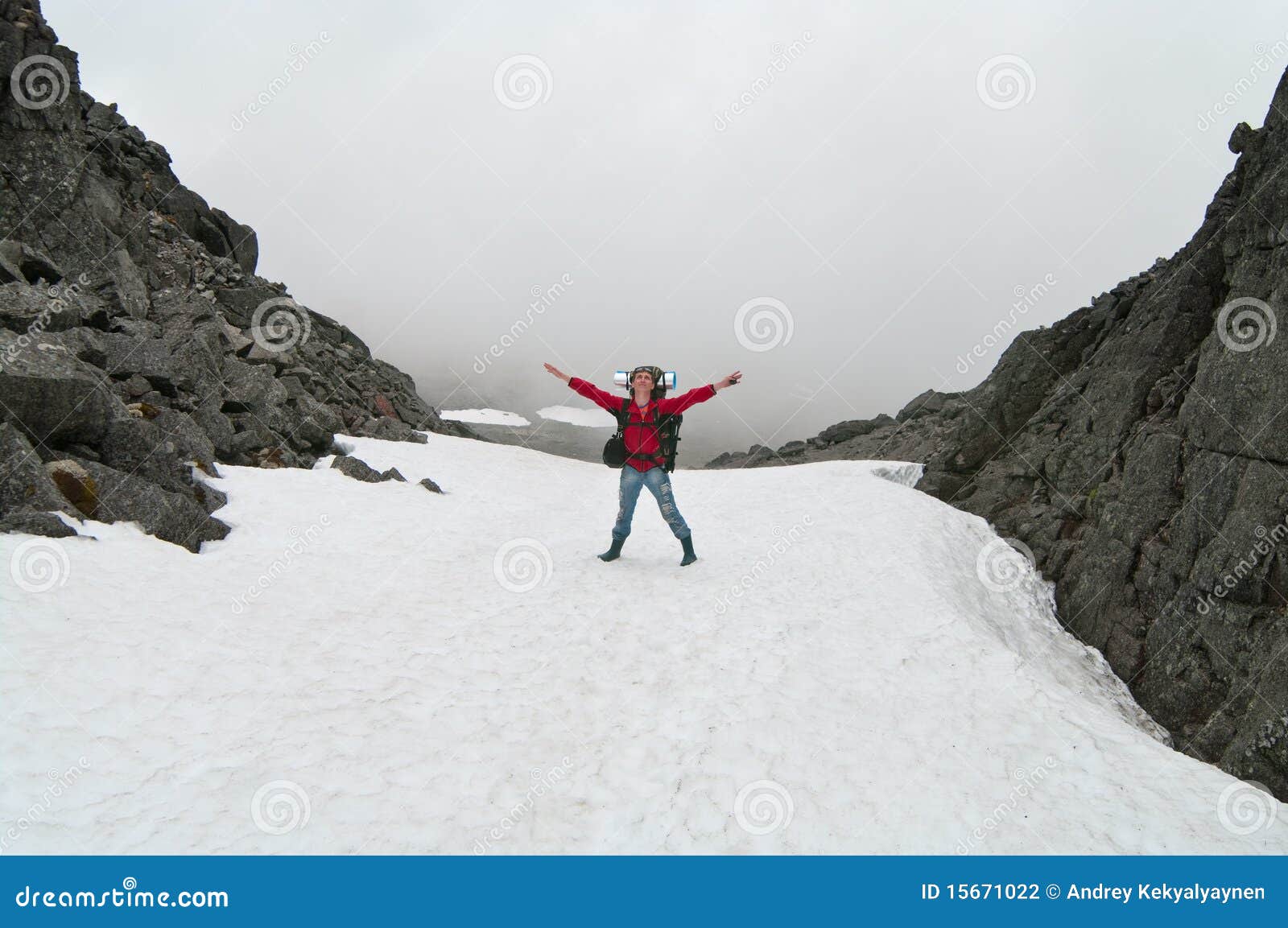 Mann, Der Oben Auf Berg Steht Stockfoto - Bild von wanderung, aktivität ...