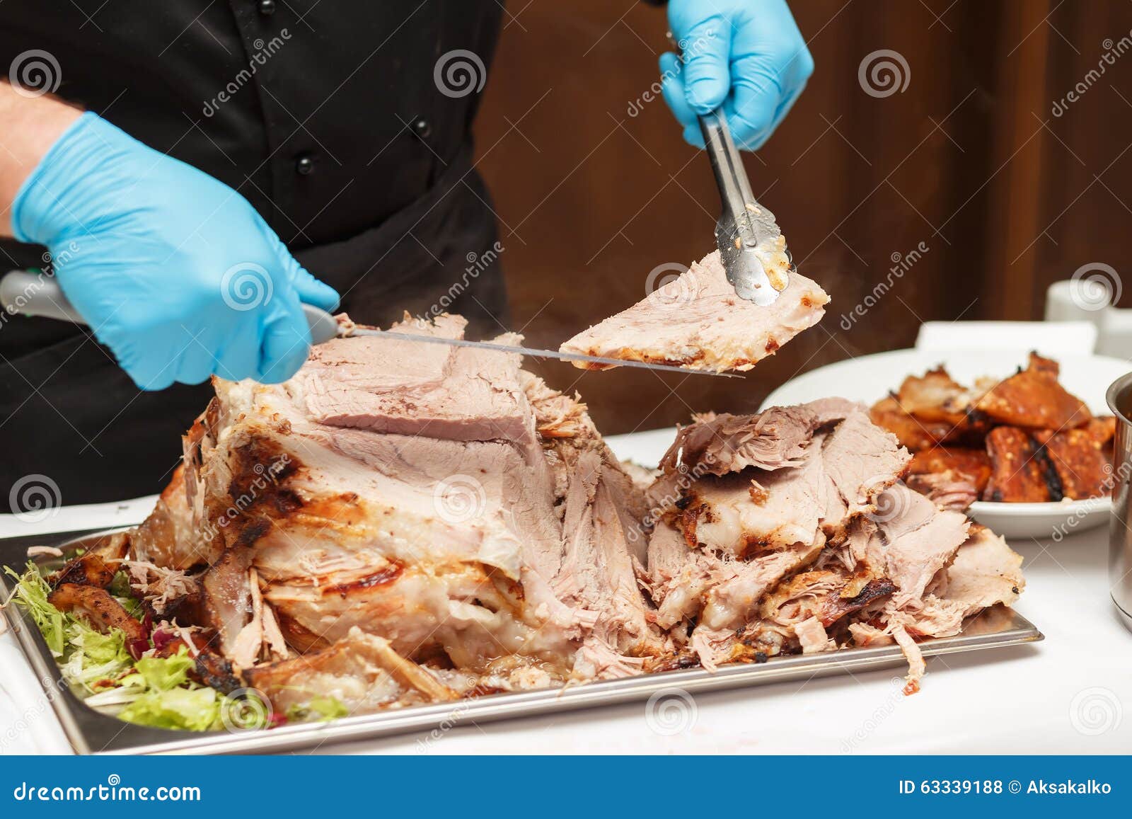 Mann, Der Scheiben Des Bratenschinkens Schnitzt Stockfoto - Bild von ...