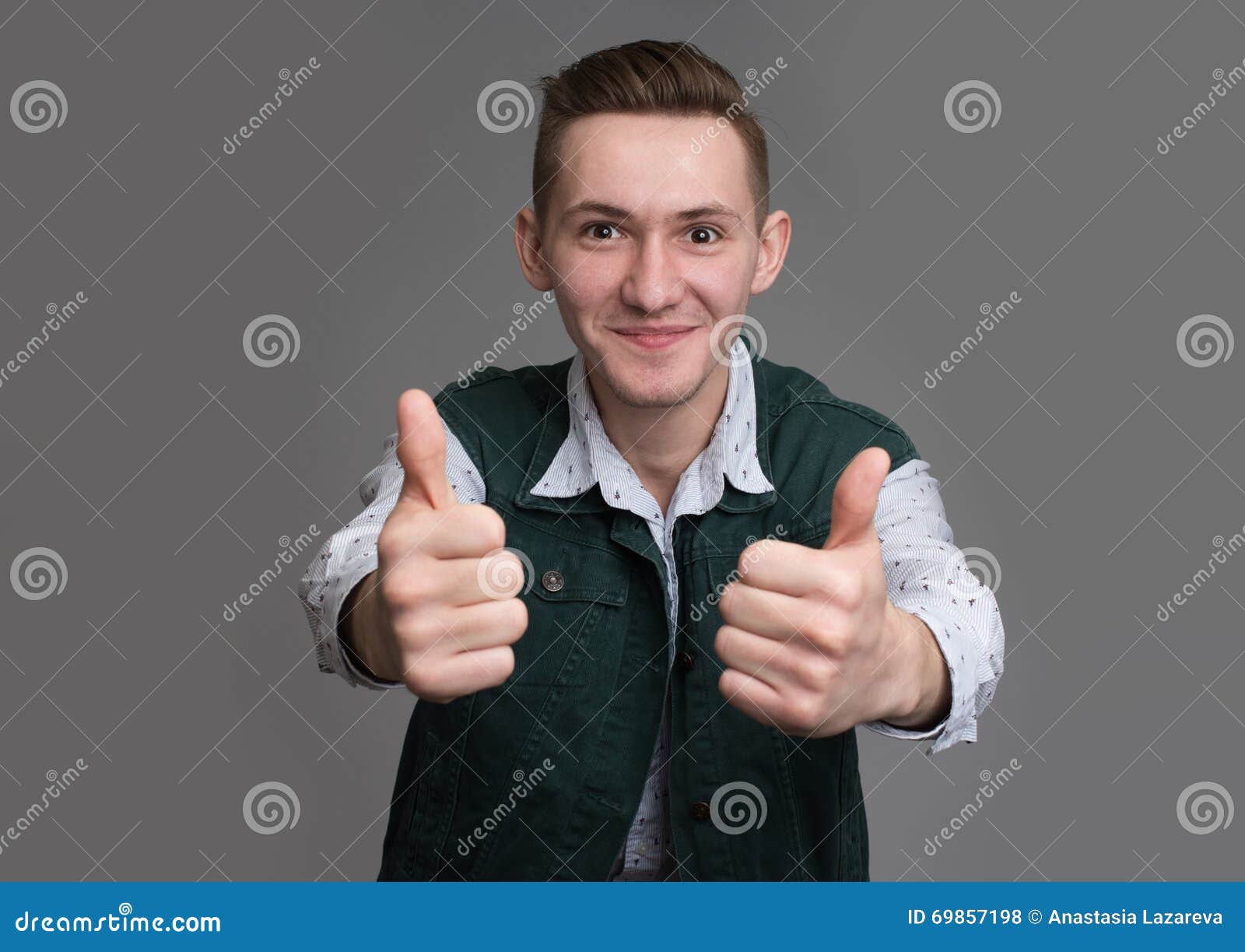 Mann, Der Sich Daumen Zeigt Stockfoto - Bild von länge, empfehlung ...