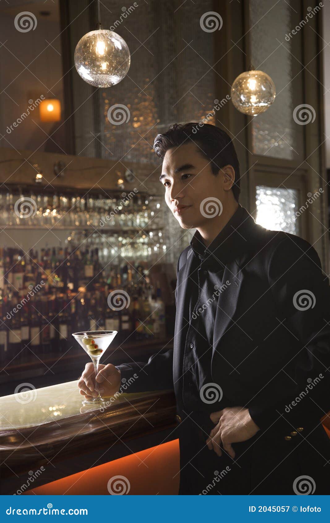 Mann, der am Stab steht. stockbild. Bild von stab, trinken - 2045057