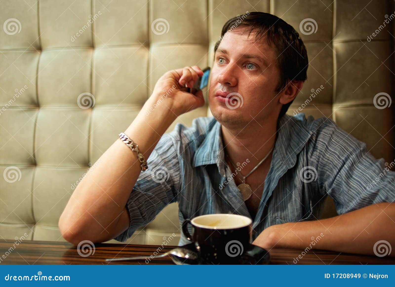 Mann, Der am Telefon Spricht Stockbild - Bild von kommunikation ...