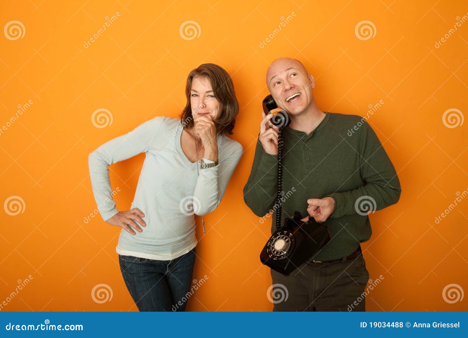 Mann, Der am Telefon Spricht Stockfoto - Bild von freundin, klatsch ...