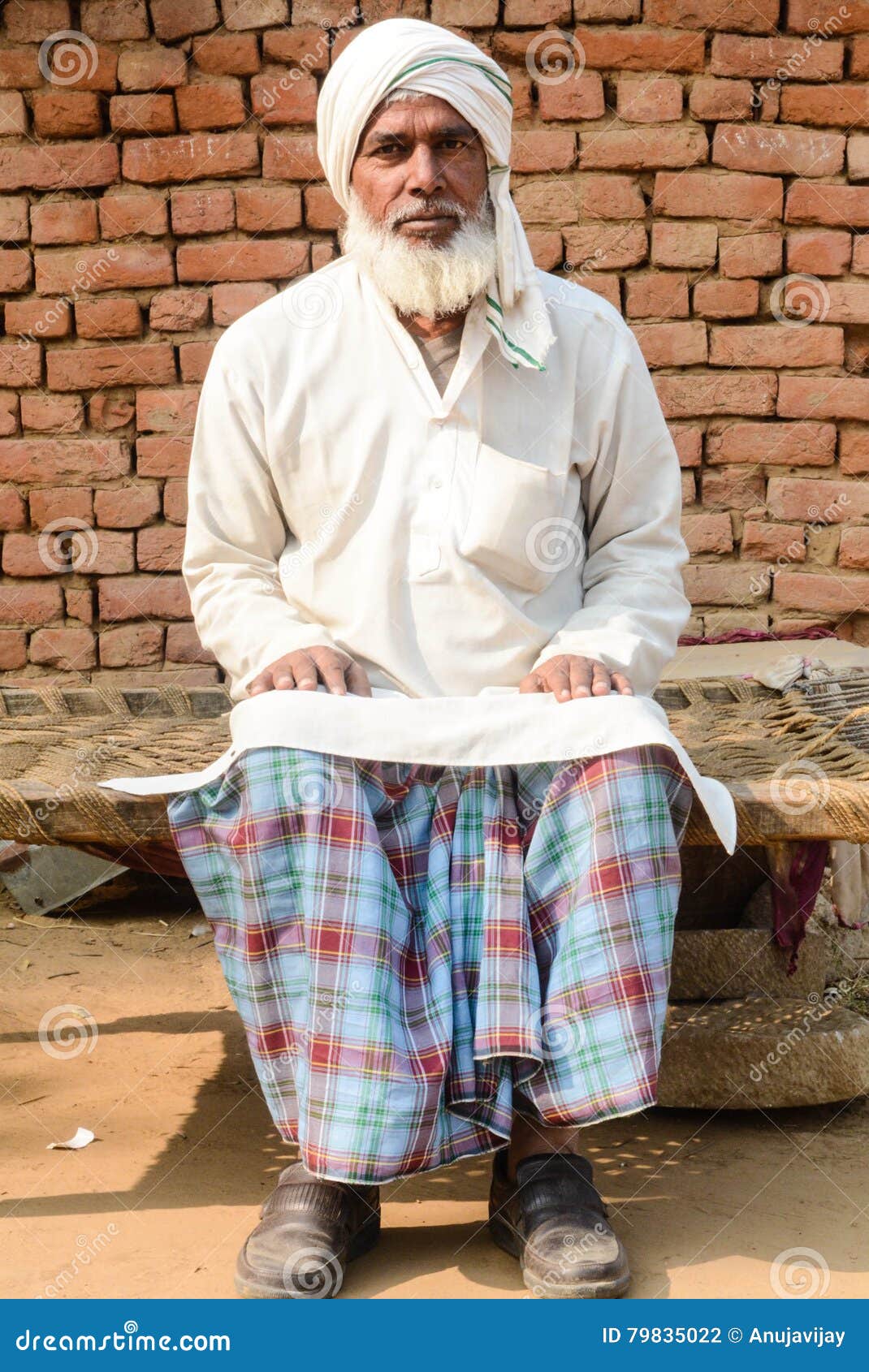 Mann in Der Traditionellen Kleidung Im Indischen Dorf Redaktionelles ...