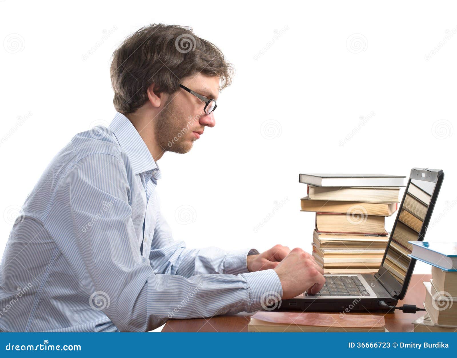 Mann, Der Vor Einem Laptop Arbeitet Stockbild - Bild von bibliothek ...