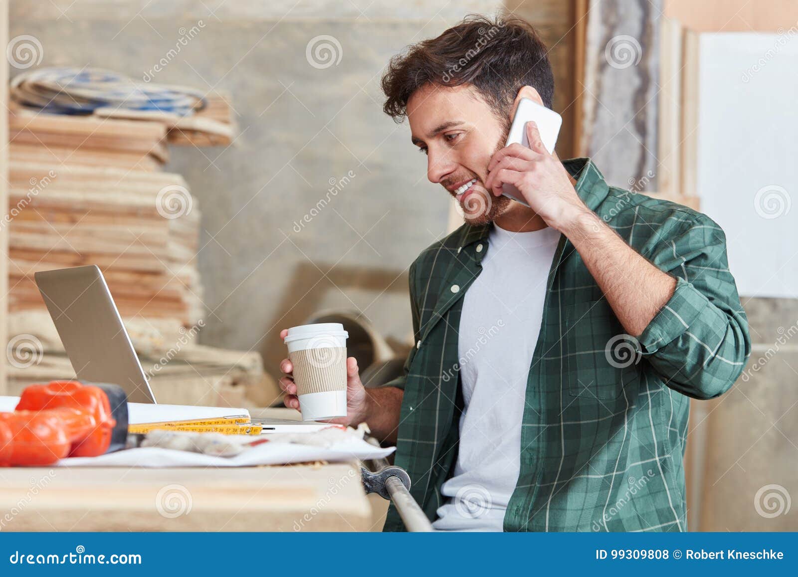 Mann an Der Werkstatt Mit Handy Stockfoto - Bild von erfolgreich ...