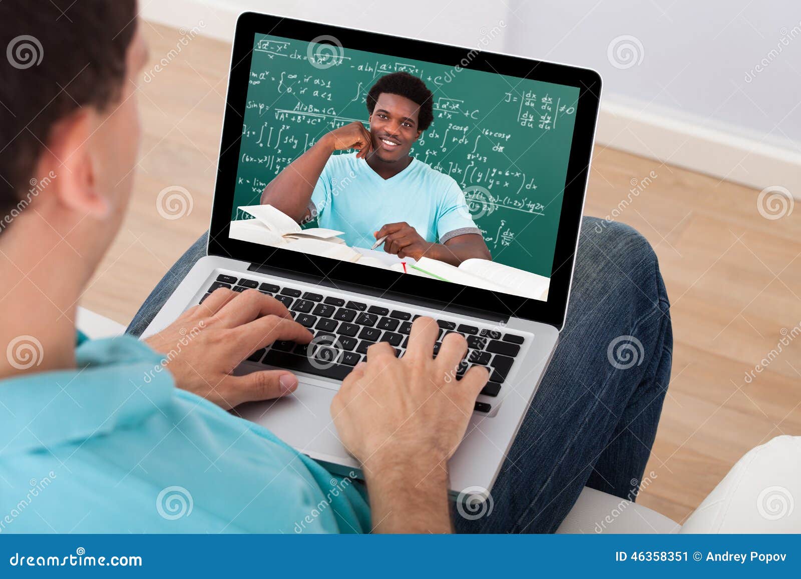 Mann, Der Zu Hause Den Vortrag on-line-Mathe Besucht Stockbild - Bild ...