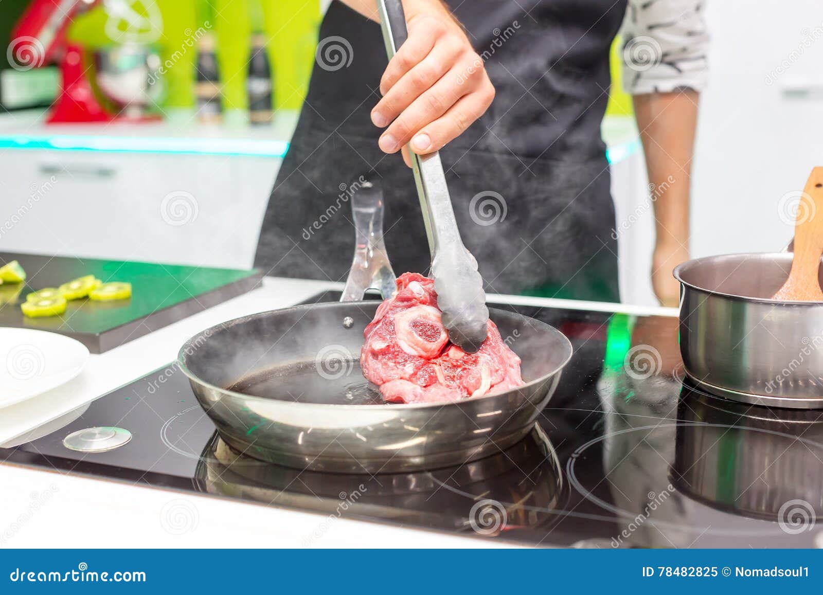 Mann, der zu Hause kocht stockbild. Bild von abendessen - 78482825