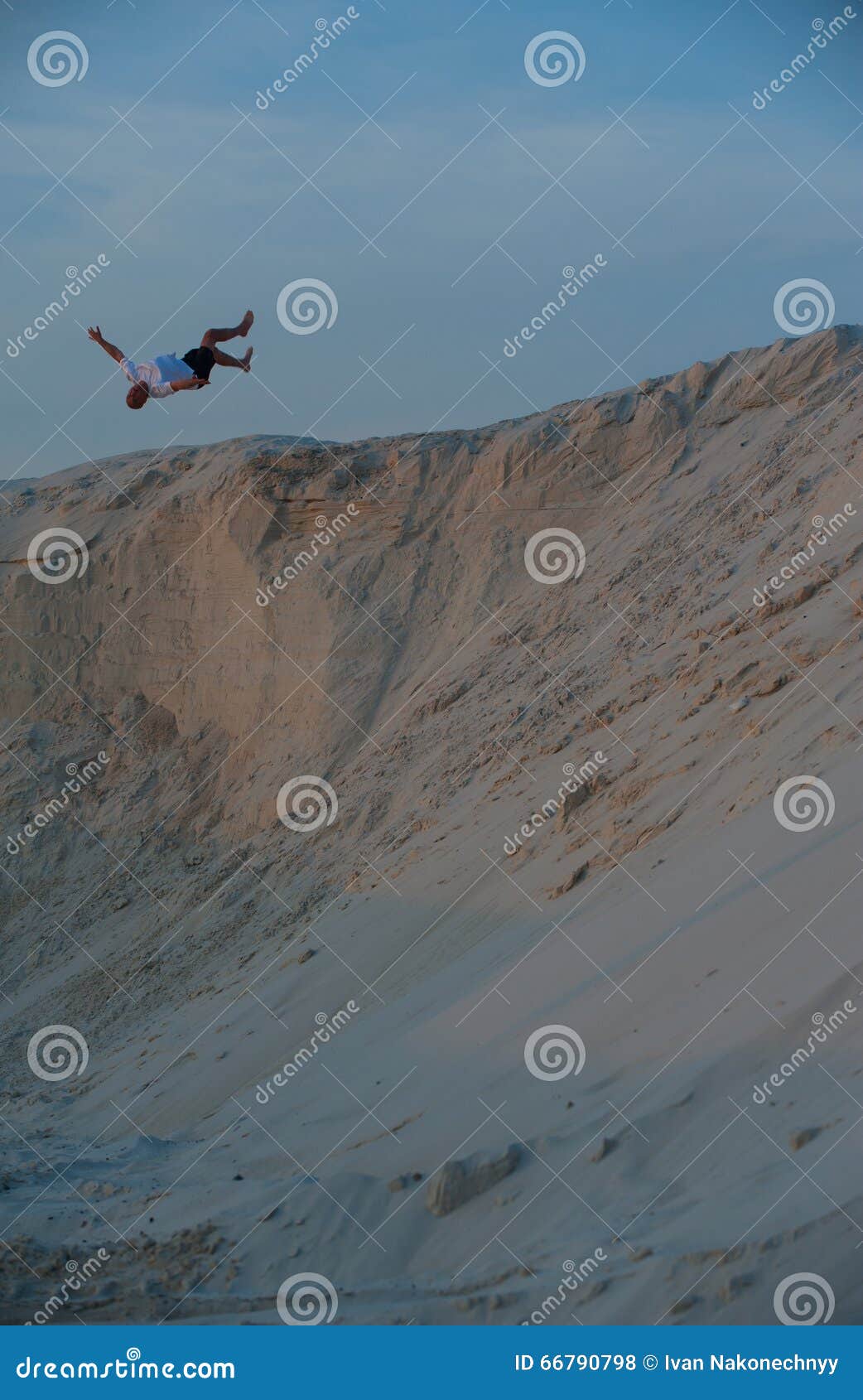 Mann in Einem Sprung Auf Dem Strand Stockfoto - Bild von glücklich ...