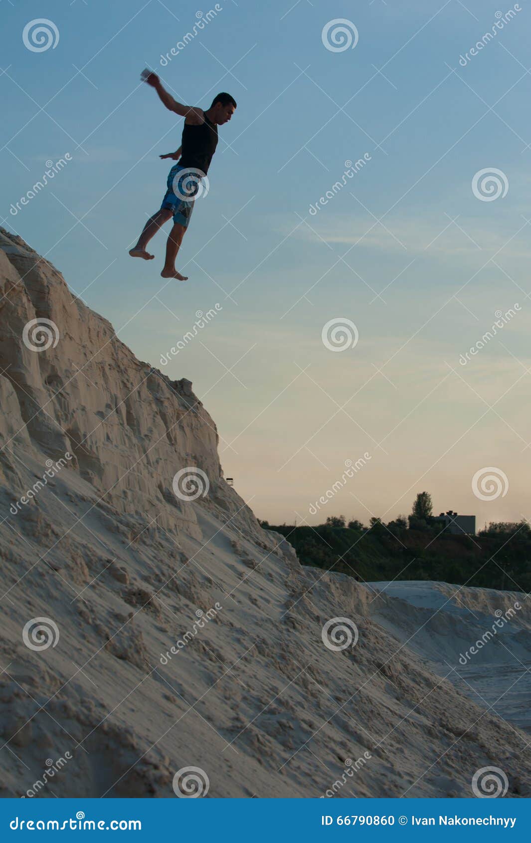 Mann in Einem Sprung Auf Dem Strand Stockfoto - Bild von reise, leute ...