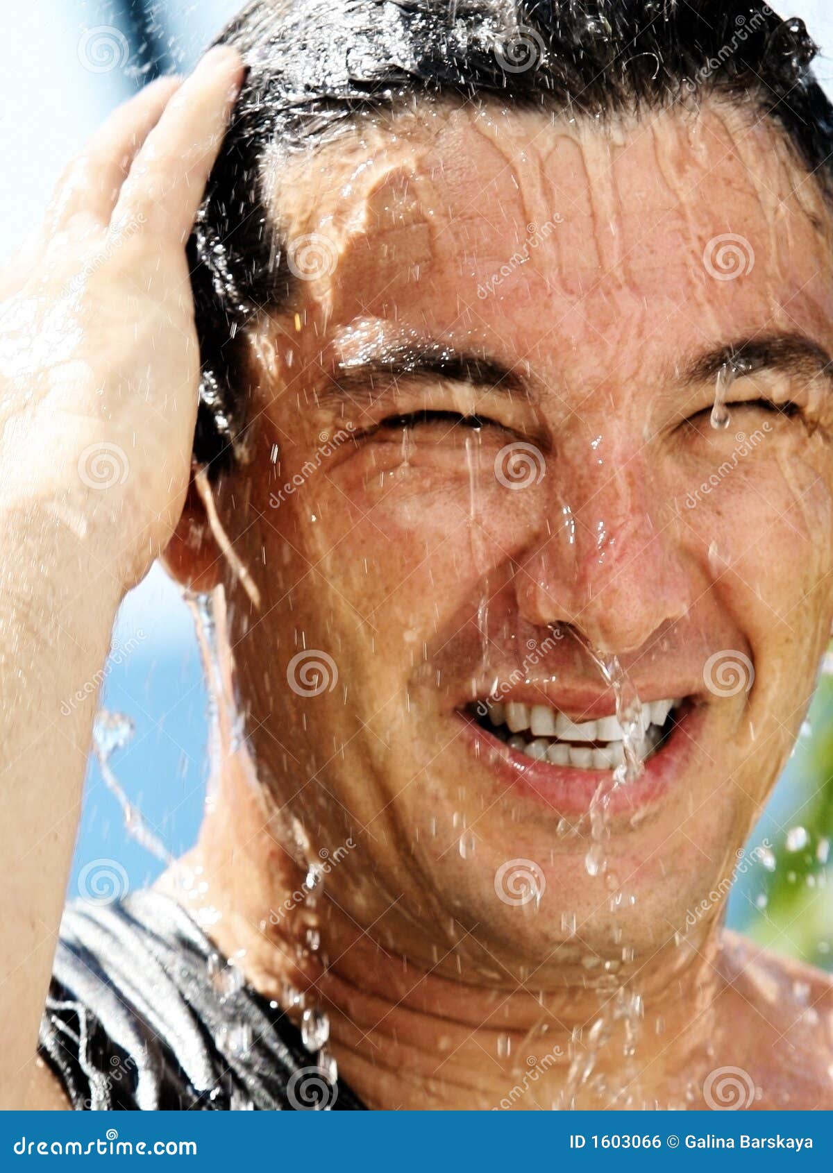 Mann in einer Dusche stockfoto. Bild von sport, leute - 1603066