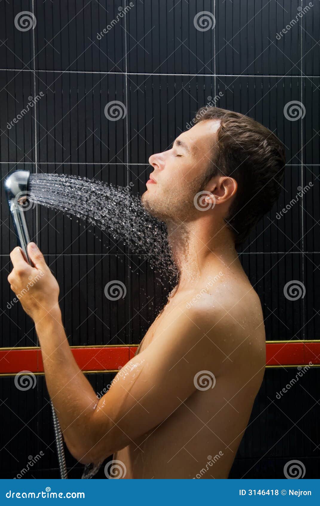 Mann in einer Dusche stockfoto. Bild von alleine, hydro - 3146418