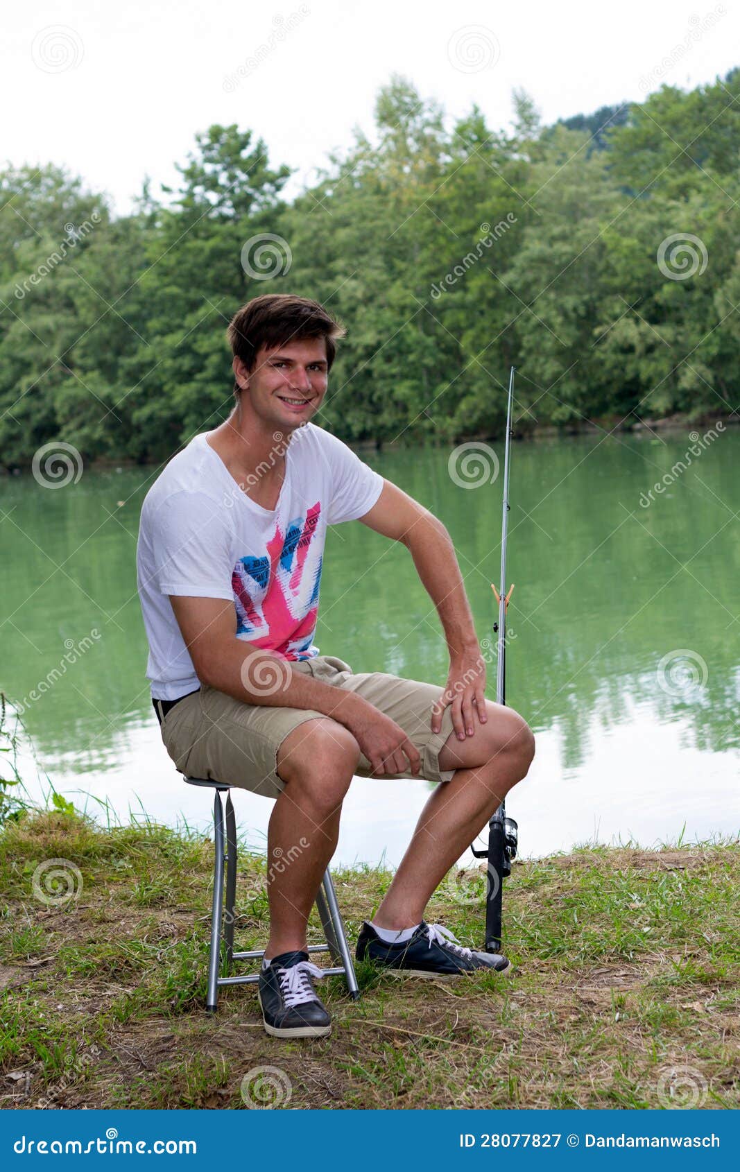 Mann-Fischen in einem See stockbild. Bild von liebhaberei - 28077827