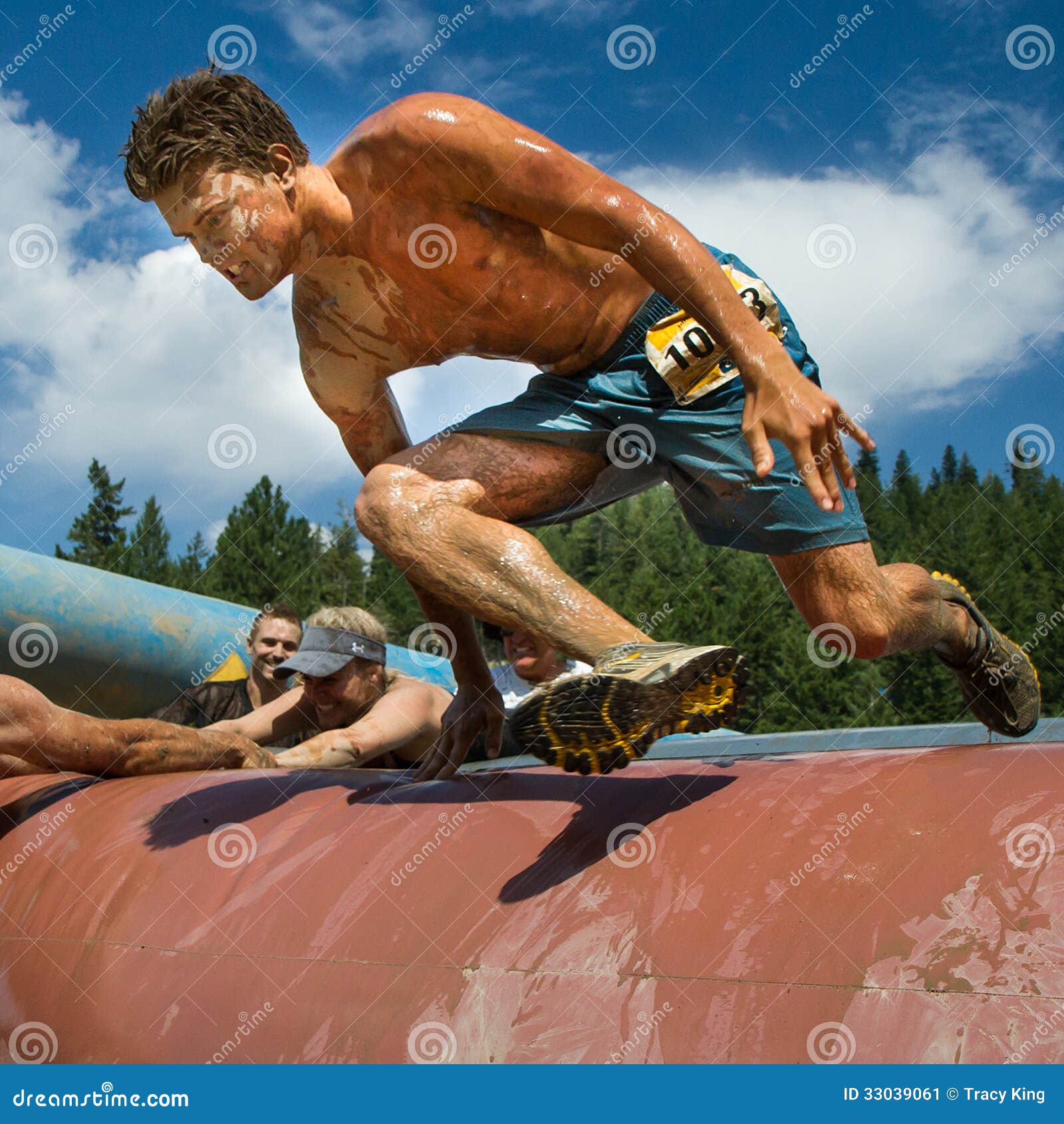 Mann Hat Einen Enormen Sprung Redaktionelles Foto - Bild von eignung ...