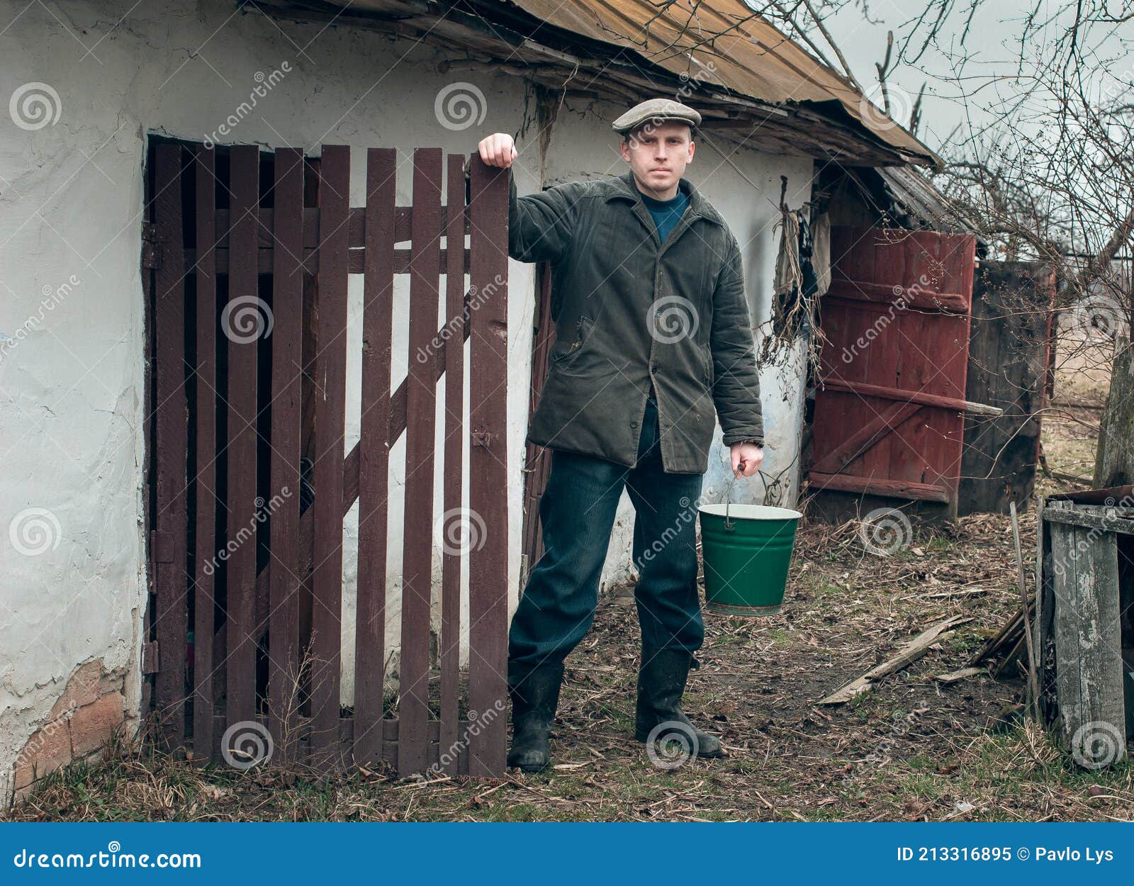 Mann Im Dorf Mit Eimer Wasser Stockbild - Bild von arbeiter, sommer ...