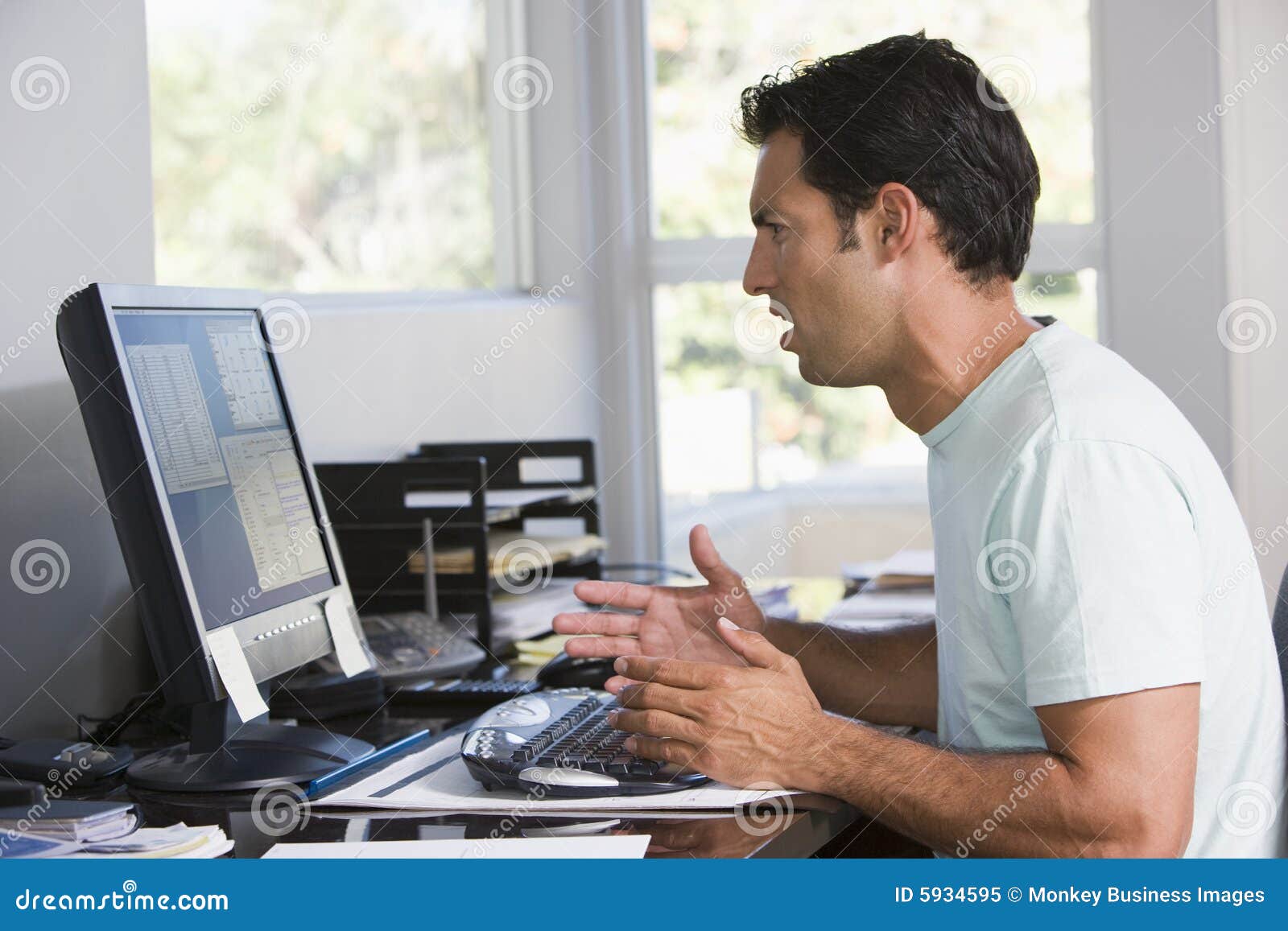 Mann Im Innenministerium Unter Verwendung Des Computers Stockbild ...