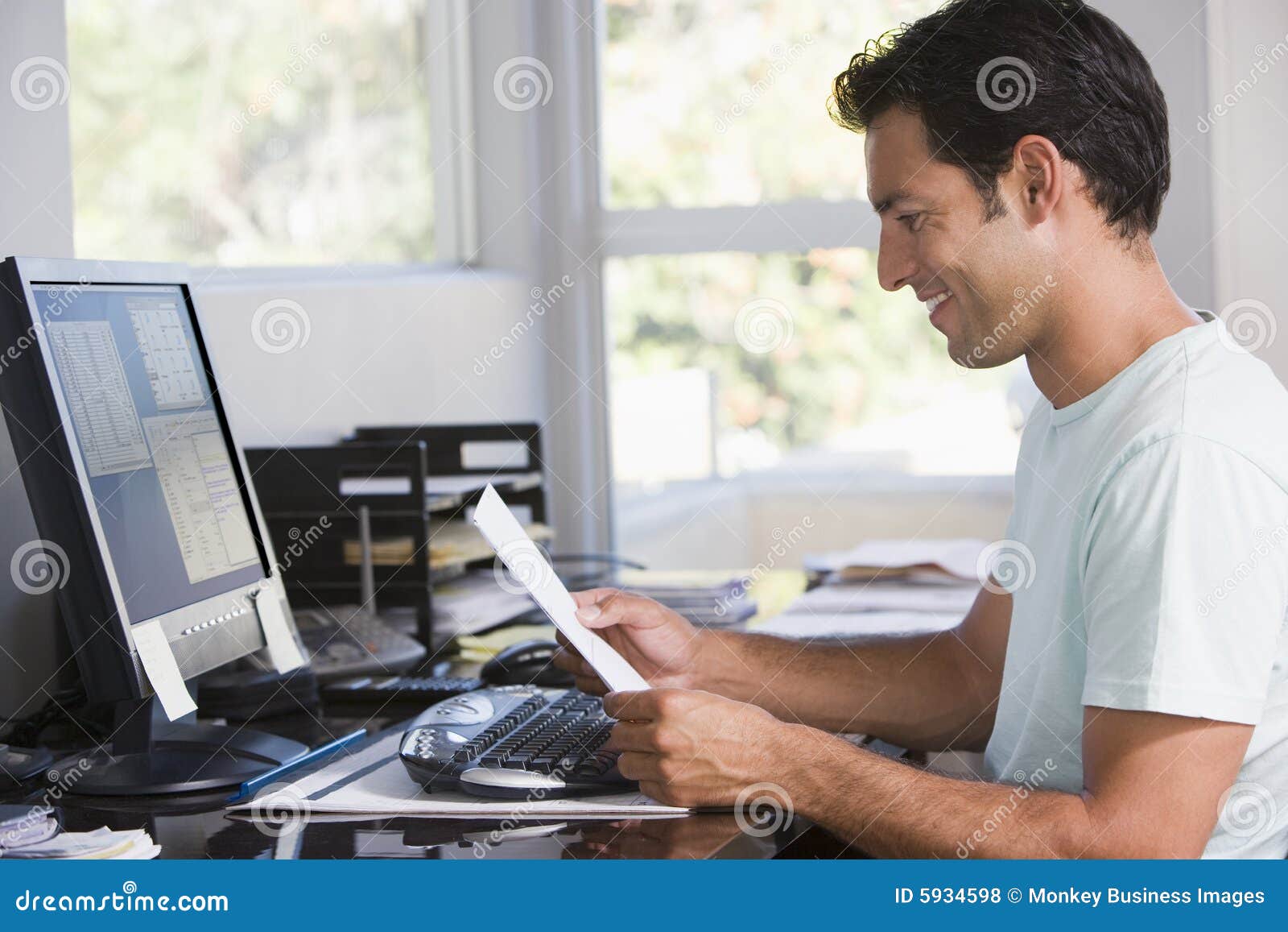 Mann Im Innenministerium Unter Verwendung Des Computers Stockfoto ...