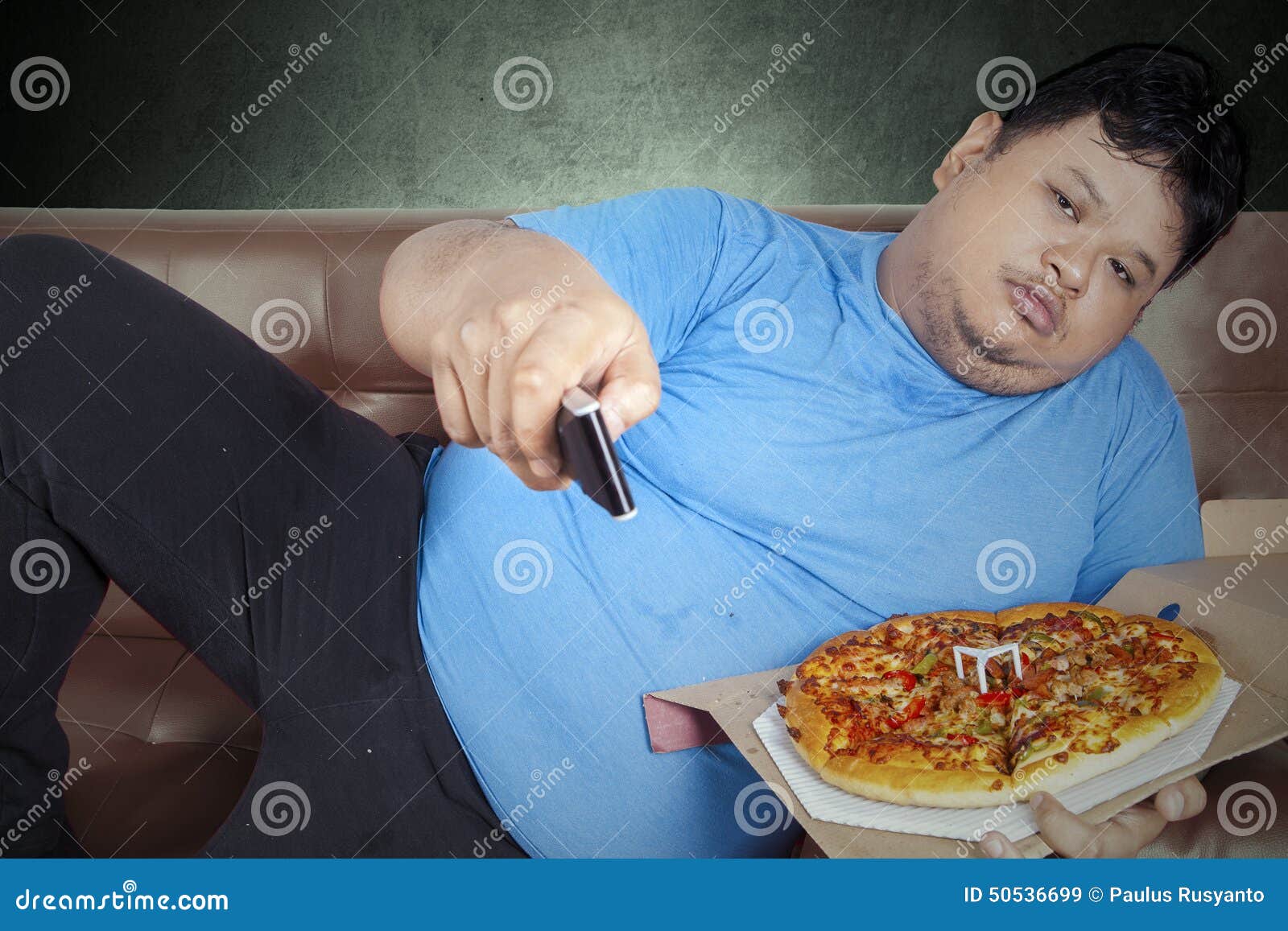 Mann Isst Pizza Beim Fernsehen 1 Stockbild - Bild von bissen, haus ...