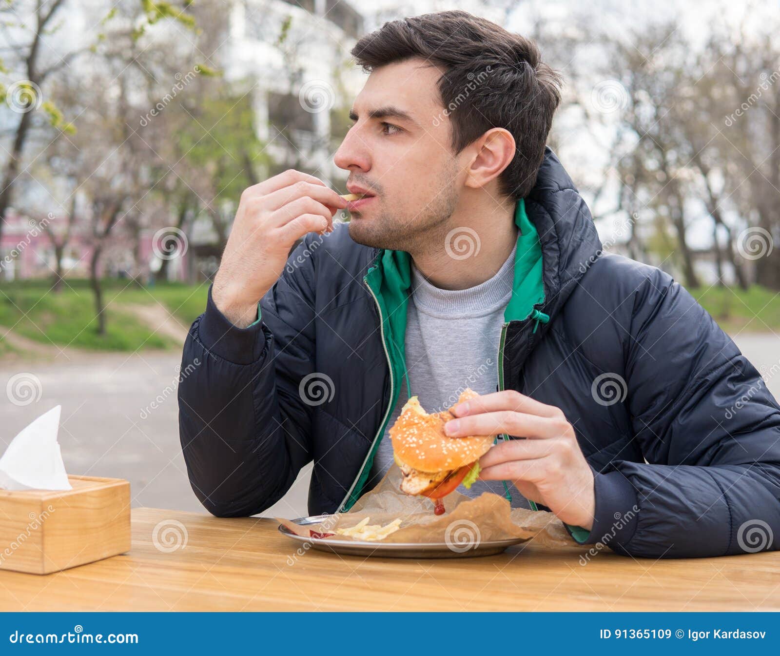 Mann Isst Pommes-Frites in Einem Snackbar Stockbild - Bild von ...