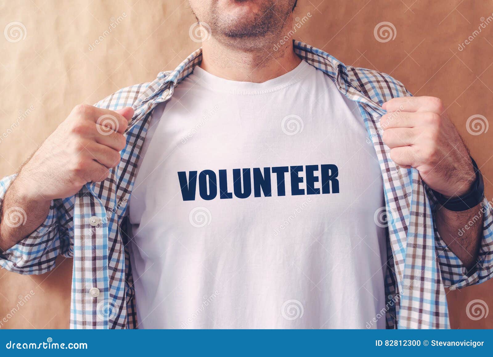 Mann ist freiwillig stockfoto. Bild von aktivismus, praktikum - 82812300