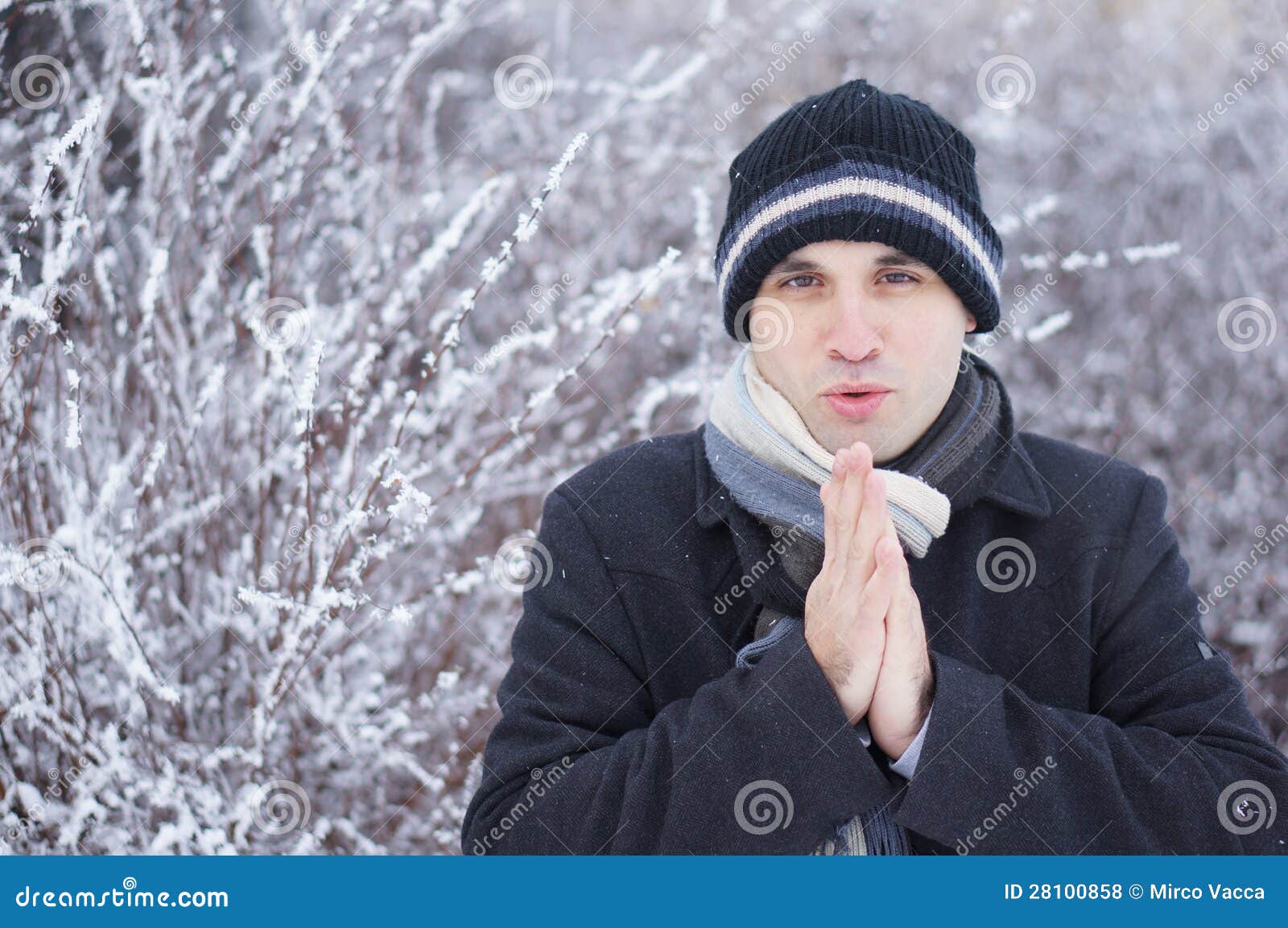 Mann ist kalt stockfoto. Bild von mann, winter, person - 28100858