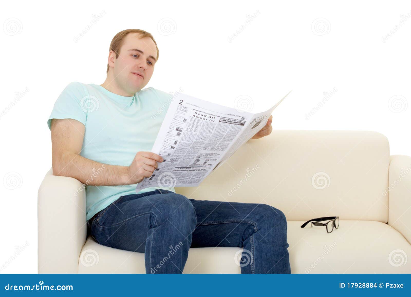 Mann liest Zeitung stockfoto. Bild von papier, hintergrund - 17928884