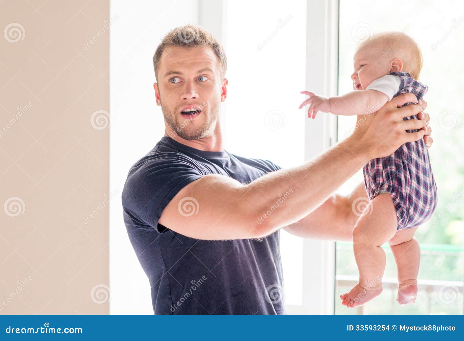 Mann mit Baby. stockfoto. Bild von kind, frustration - 33593254
