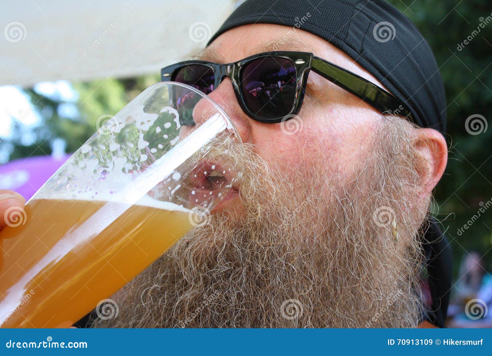 Mann mit Bart mit Bier stockbild. Bild von bier, muster - 70913109