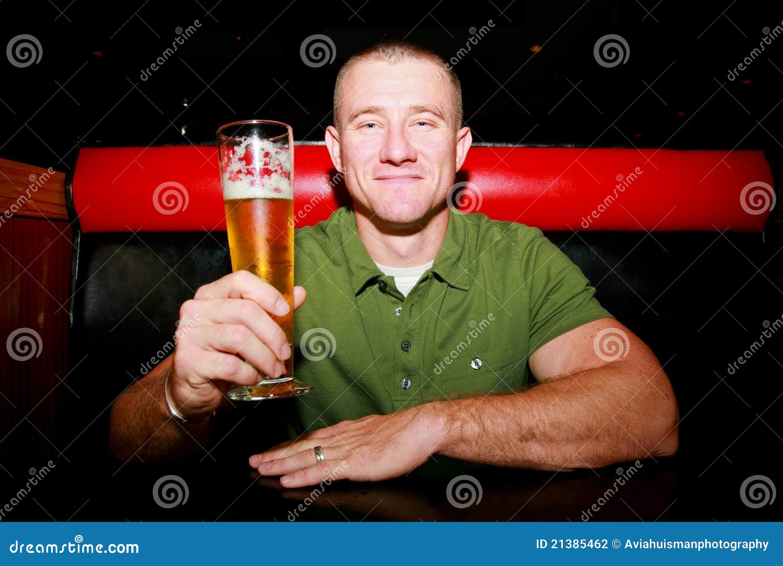 Mann mit Bier stockfoto. Bild von publikation, stab, stattlich - 21385462