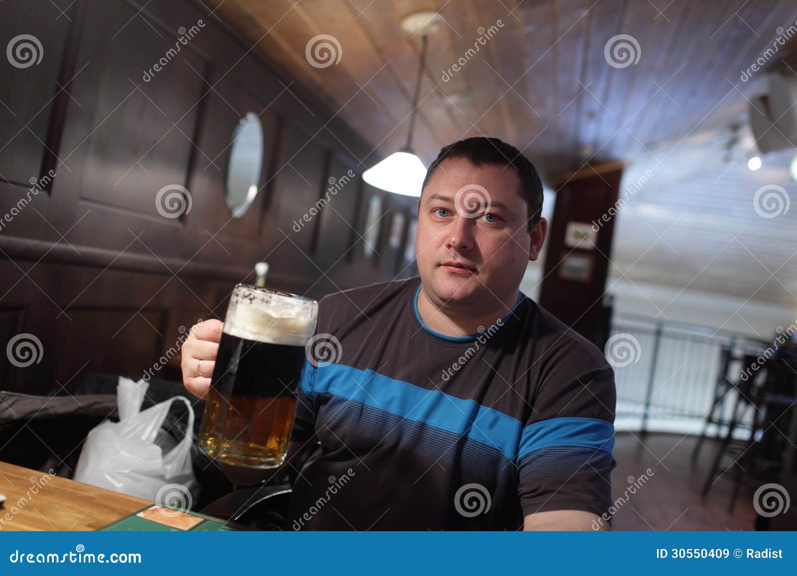Mann Mit Bier in Einer Kneipe Stockbild - Bild von lebensstil, mann ...