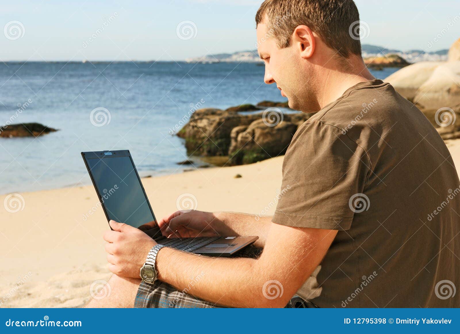Mann Mit Computer am Strand Stockfoto - Bild von beiläufig, inseln ...