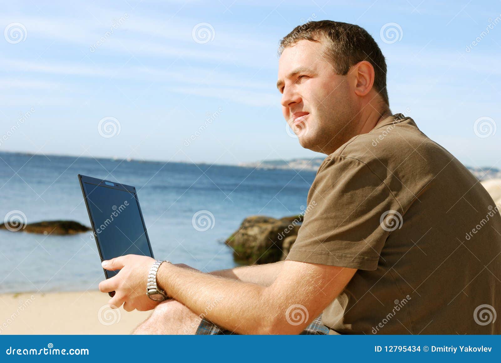 Mann Mit Computer am Strand Stockfoto - Bild von strand, entspannung ...