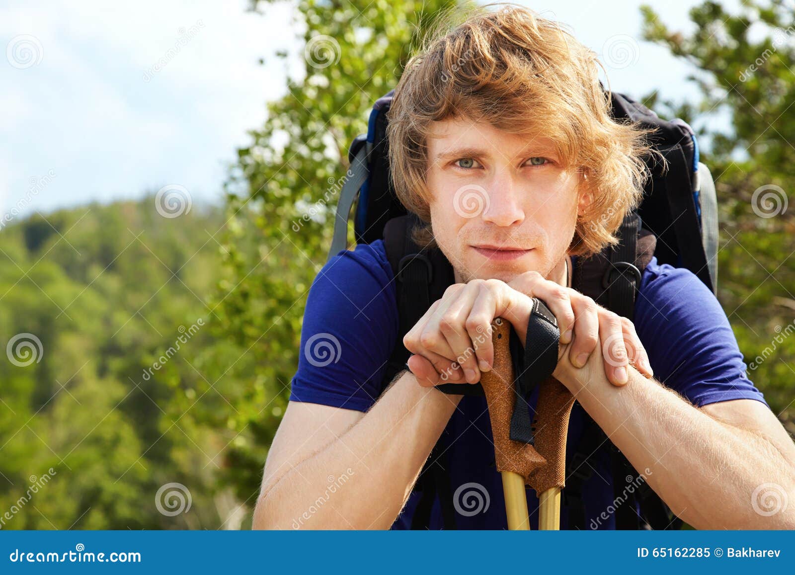 Mann Mit Dem Rucksack, Der in Den Bergen Wandert Stockbild - Bild von ...