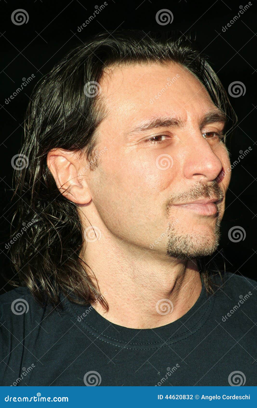 Mann Mit Dem Spitzbart Und Dem Langen Haar Auf Schwarzem Hintergrund ...