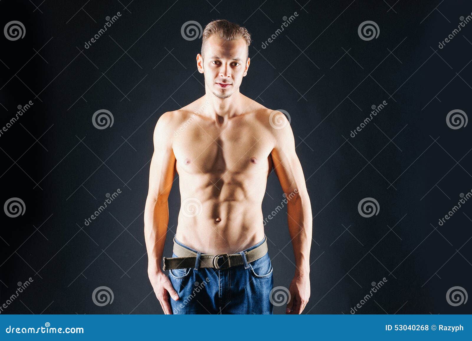 Mann mit den Muskeln stockfoto. Bild von getrennt, attraktiv - 53040268