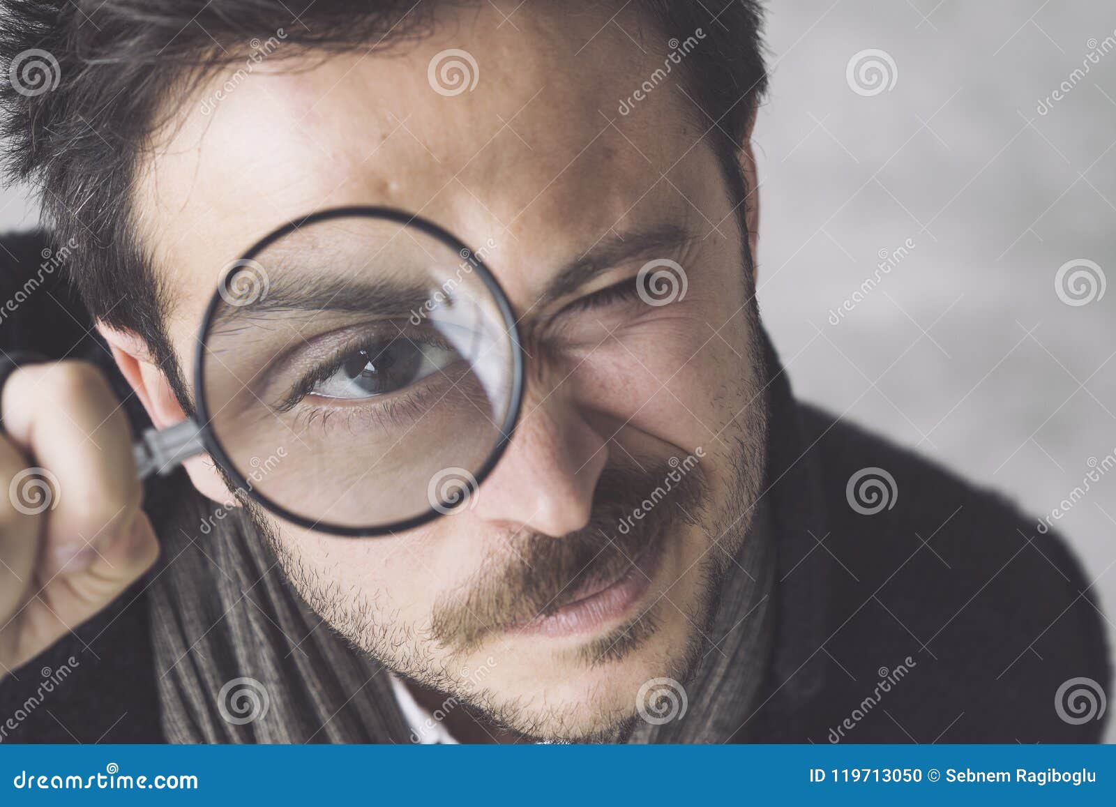 Mann mit der Lupe stockfoto. Bild von spion, gesicht - 119713050