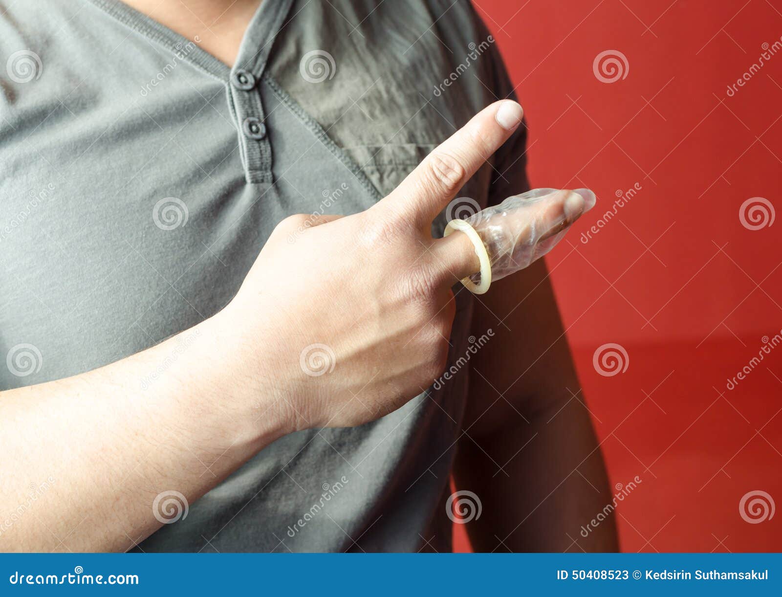 Mann Mit Einem Kondom Im Mittelfinger Stockbild - Bild von paare ...