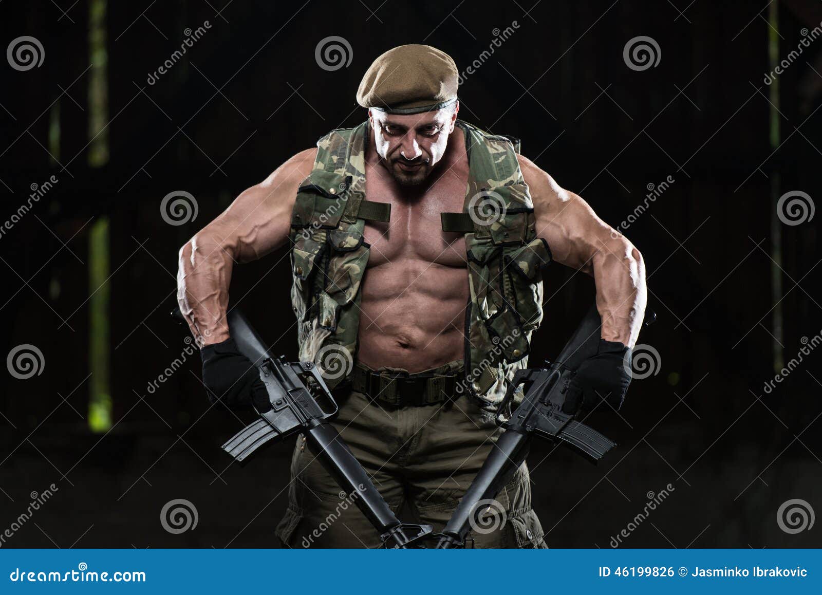 Mann Mit Einem Maschinengewehr Stockfoto - Bild von schwarzes, tarnung ...