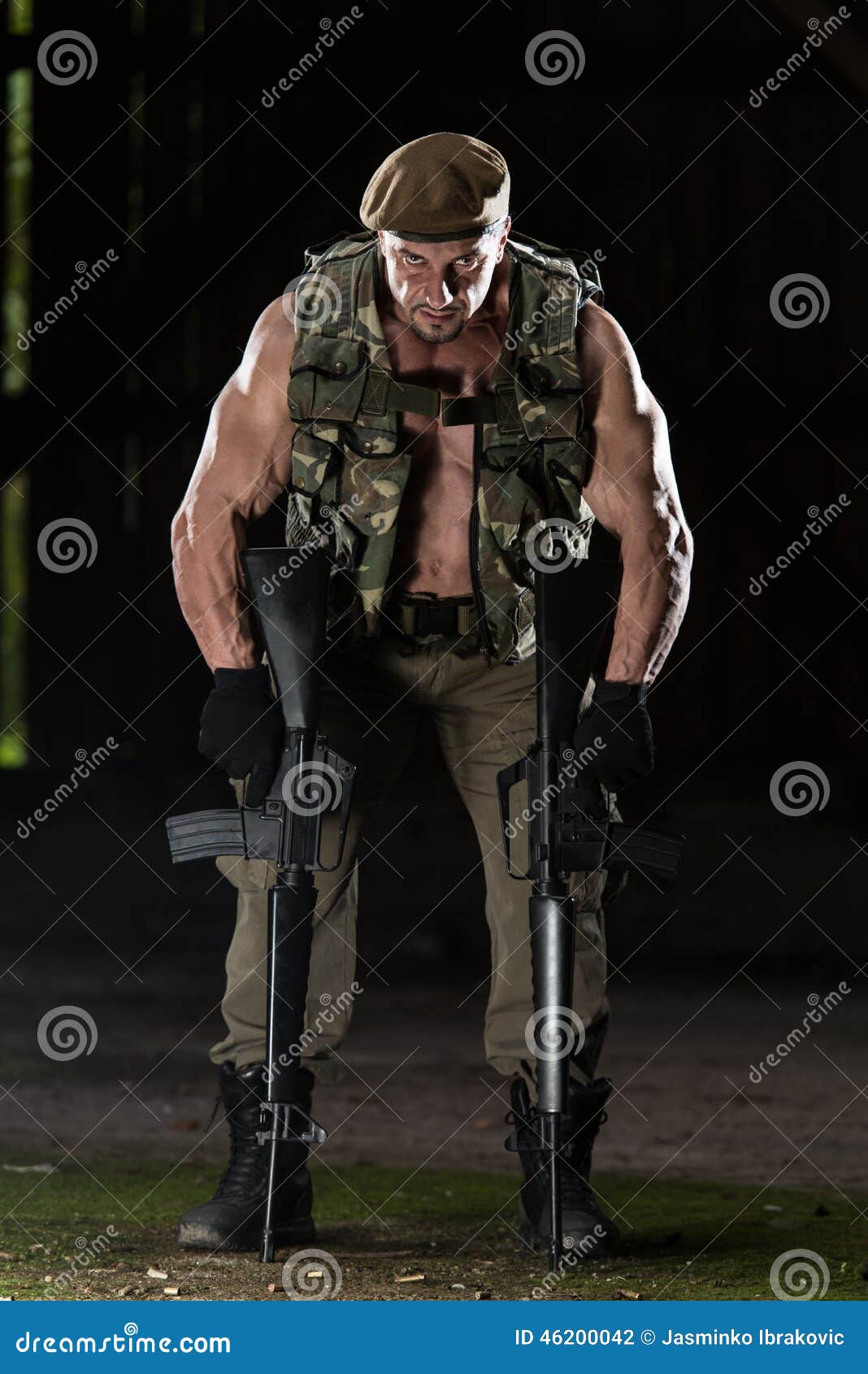 Mann Mit Einem Maschinengewehr Stockfoto - Bild von drastisch, maschine ...