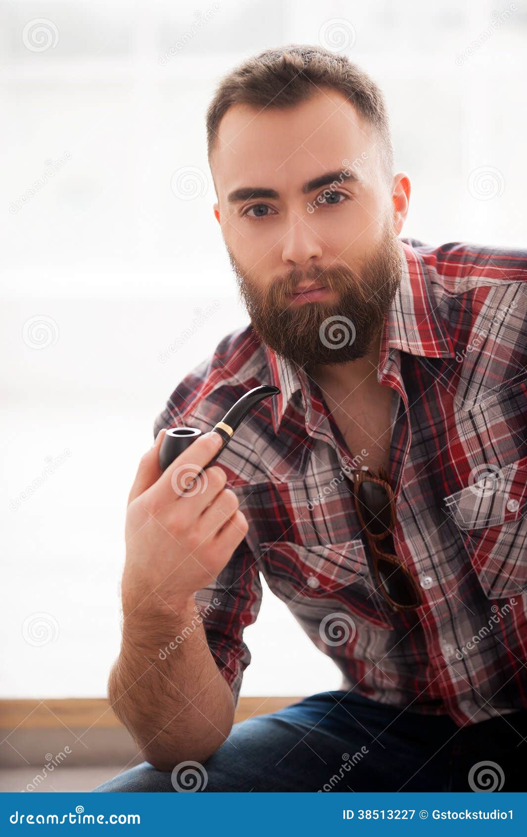 Mann mit einer Pfeife. stockbild. Bild von mann, mode - 38513227