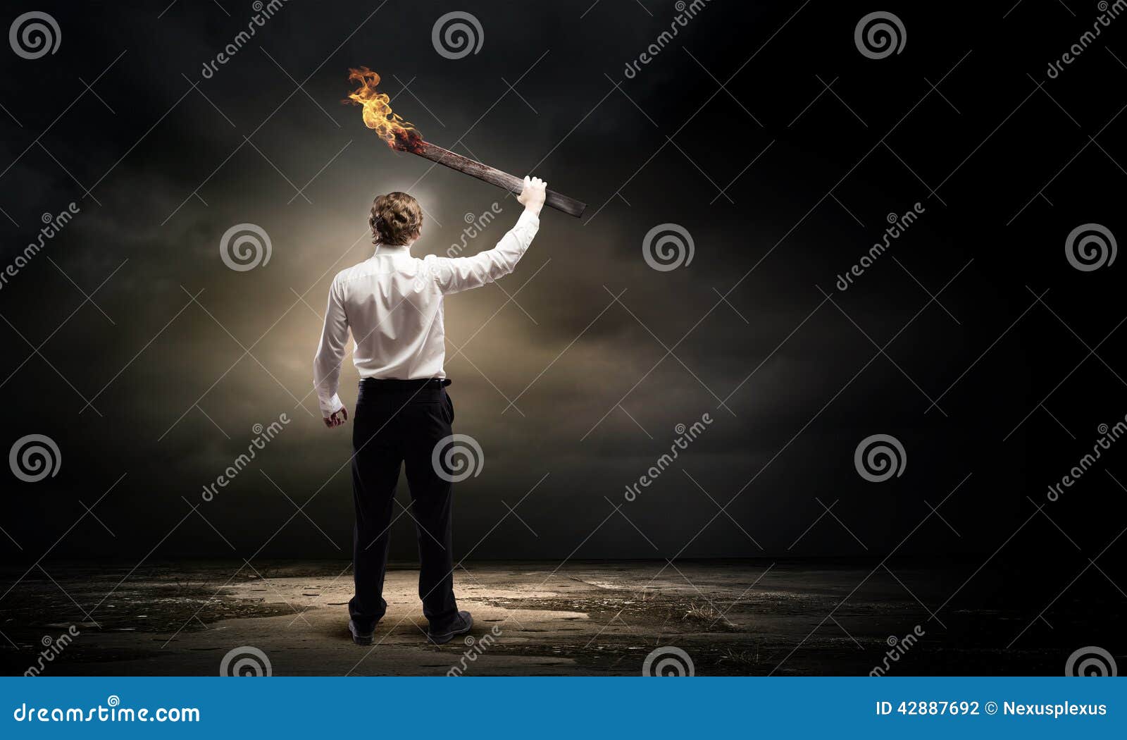 Mann mit Fackel stockfoto. Bild von dunkel, begrifflich - 42887692