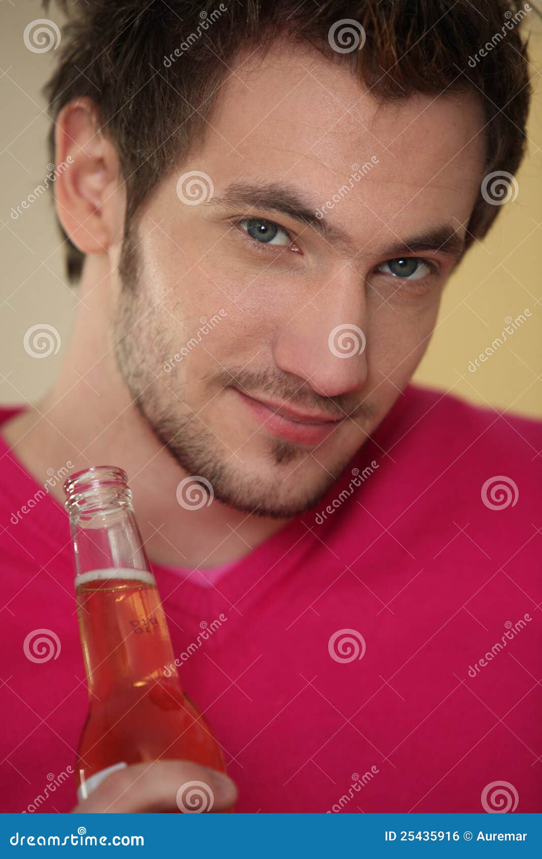 Mann mit Flasche Bier stockfoto. Bild von glas, kondensation - 25435916