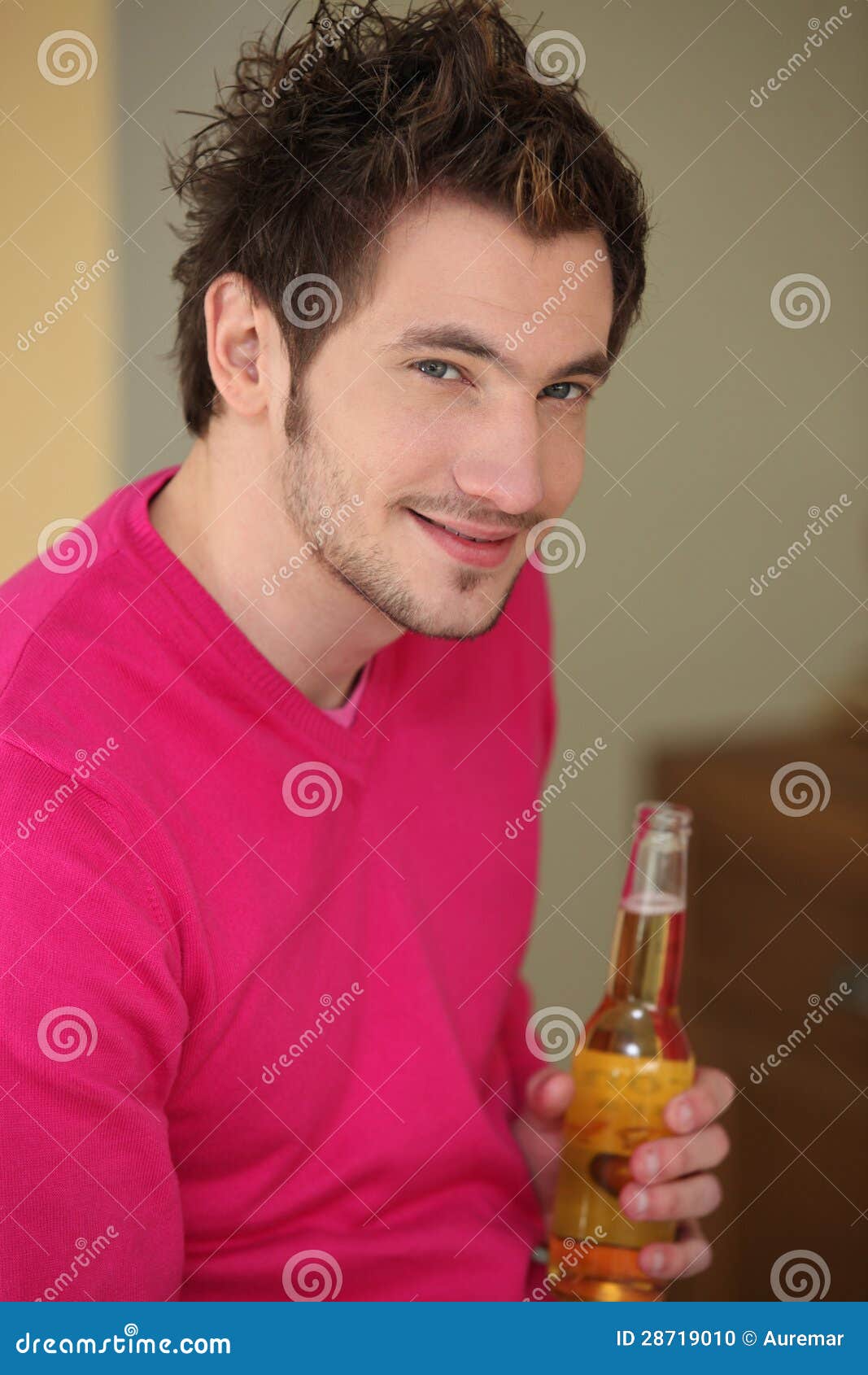 Mann mit Flasche Bier stockfoto. Bild von stattlich, entspannung - 28719010