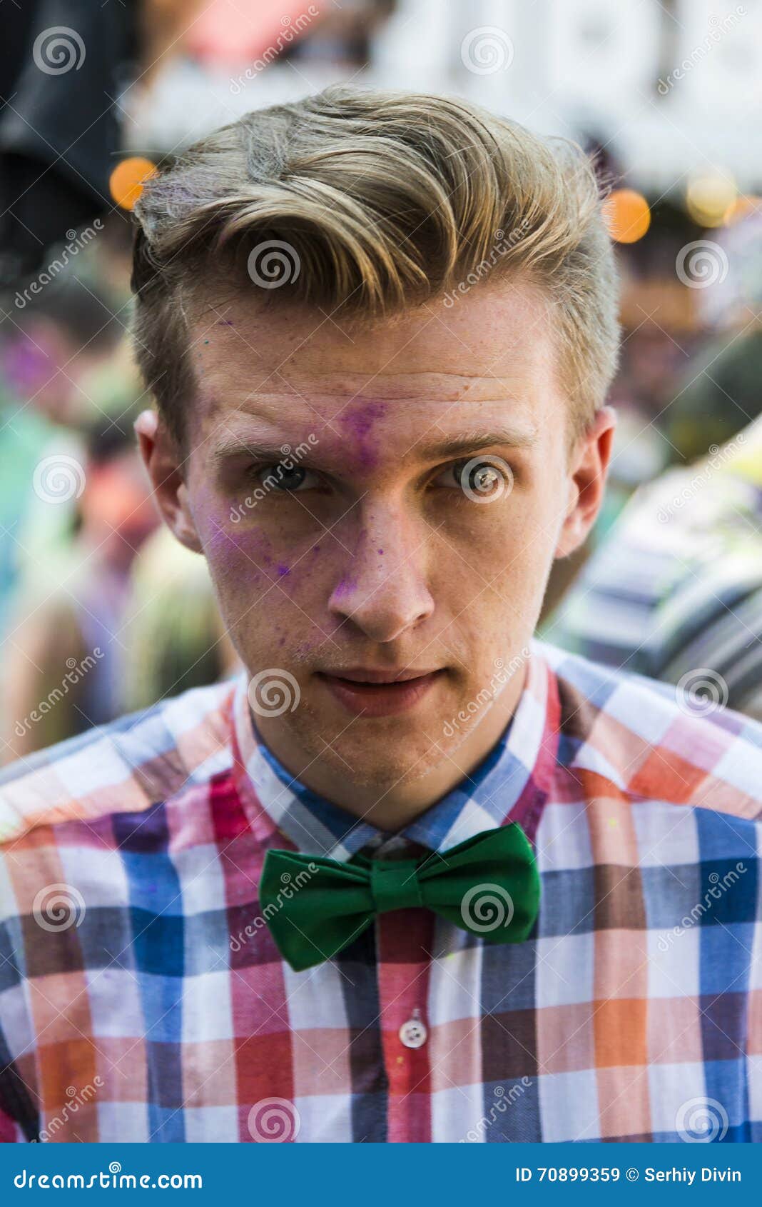 Mann Mit Fliege Passt Festival Von Farben Auf Redaktionelles Stockbild ...