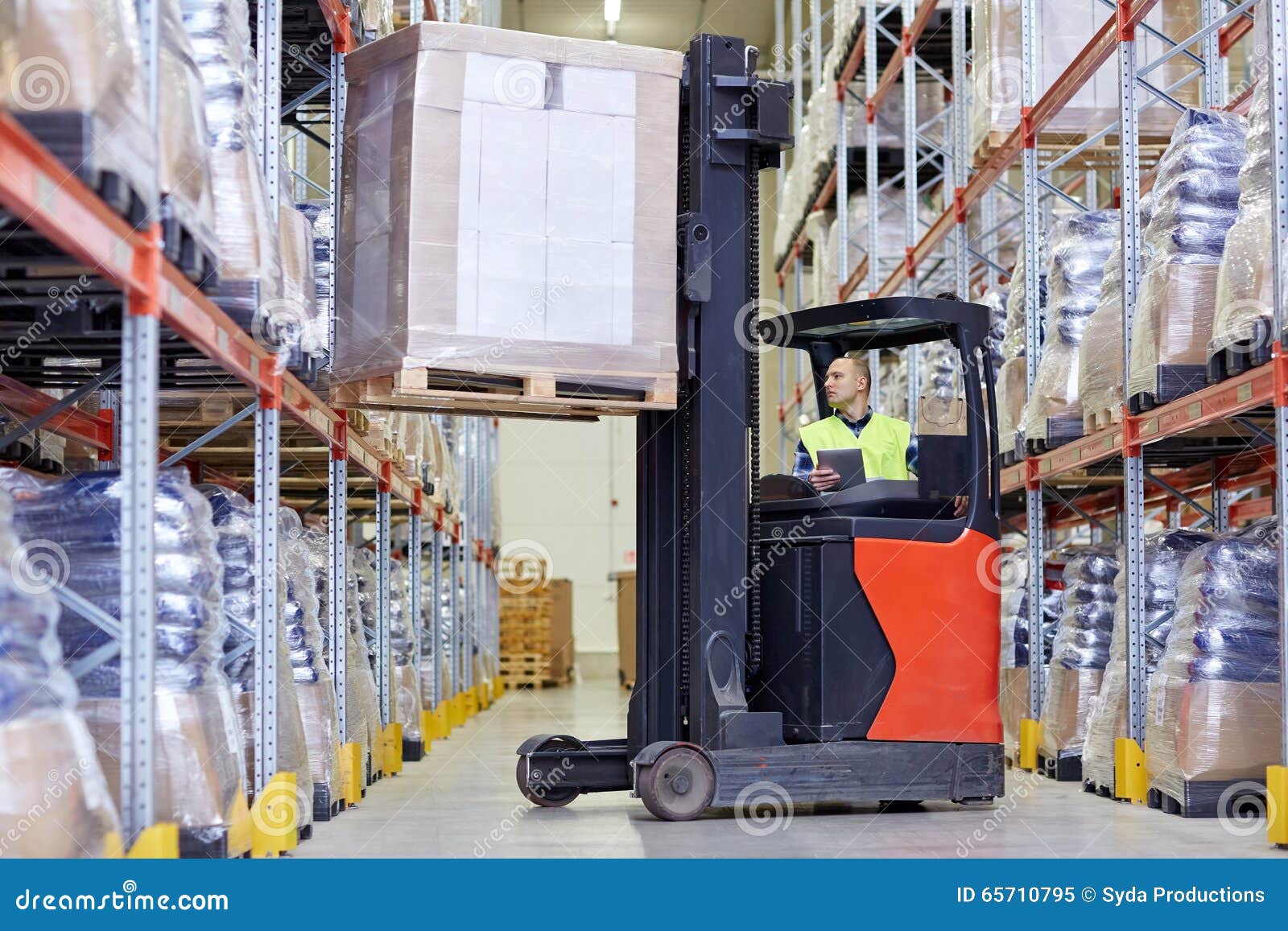 Mann Mit Funktionierendem Gabelstapler Des Tabletten-PC am Lager ...