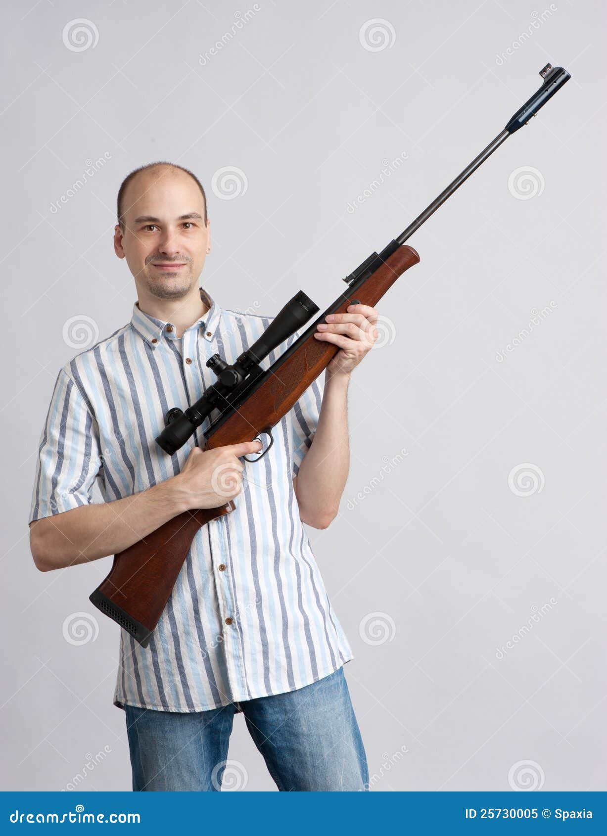 Mann mit Gewehr stockbild. Bild von betrieb, grau, hintergrund - 25730005