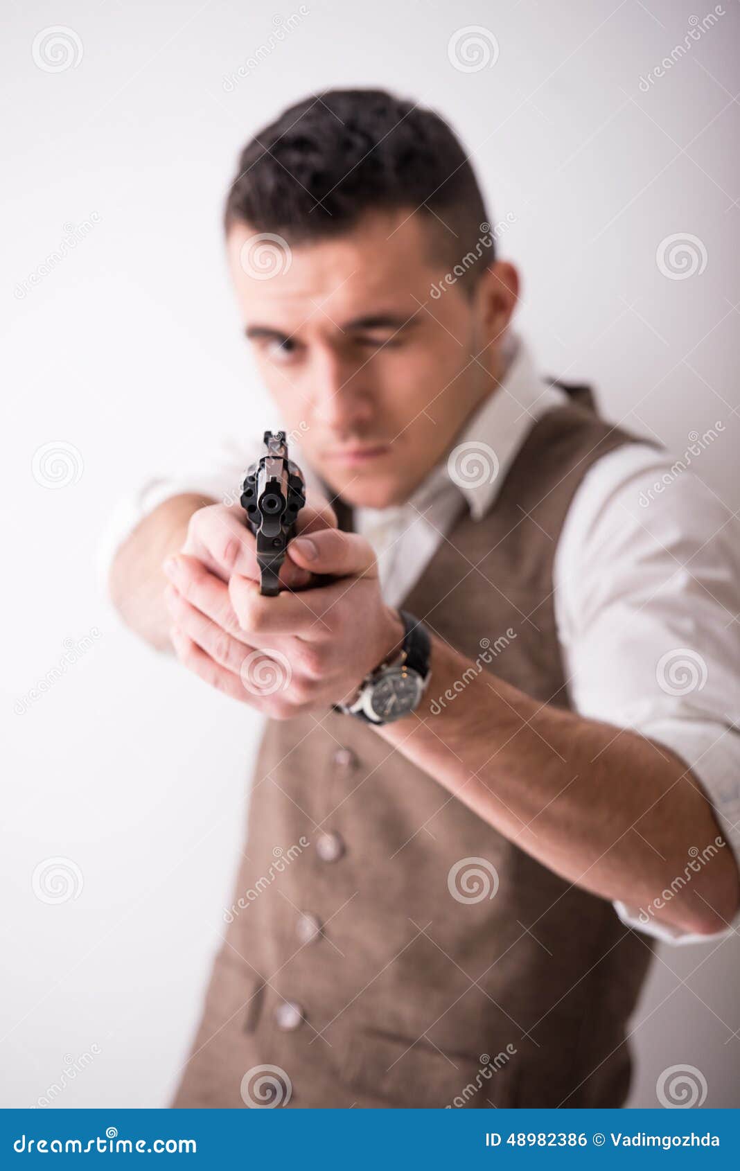 Mann mit Gewehr stockfoto. Bild von mann, feuerwaffe - 48982386