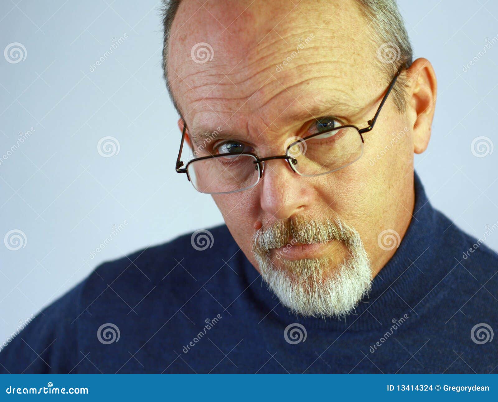 Mann Mit Gläsern Und Dem Spitzbart Stockfoto - Bild von farbe, person ...