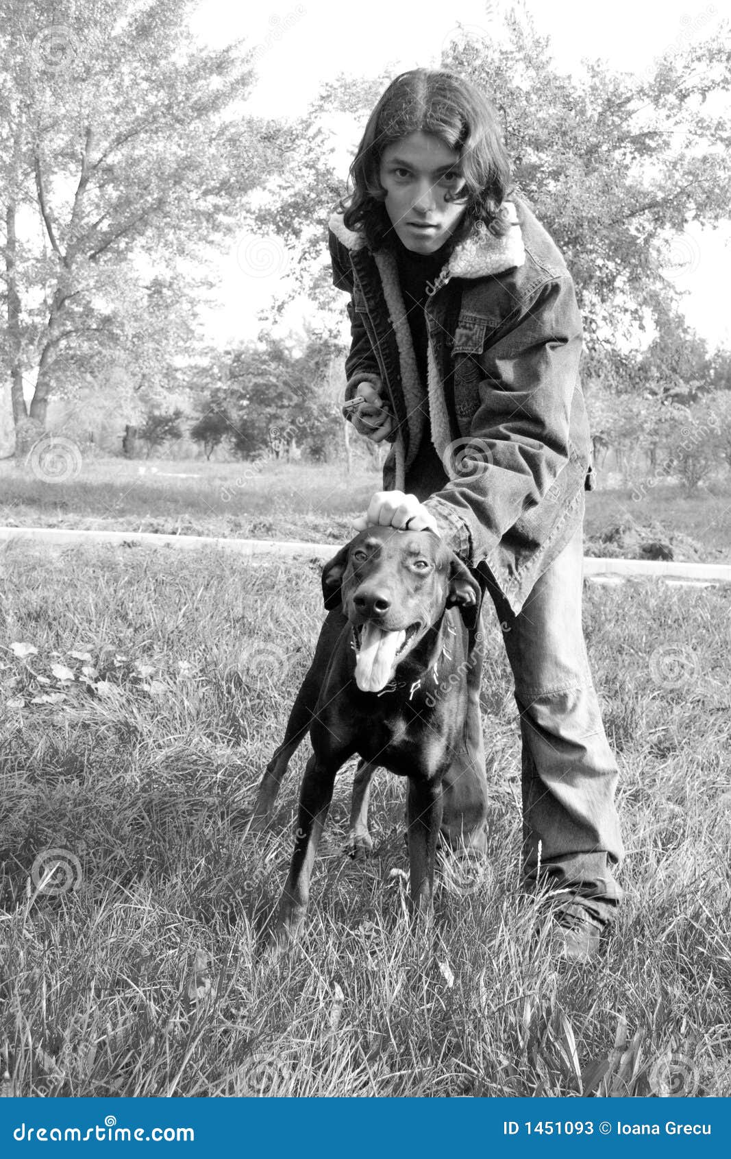 Mann mit Hund stockbild. Bild von hund, gras, grün, dobermann - 1451093