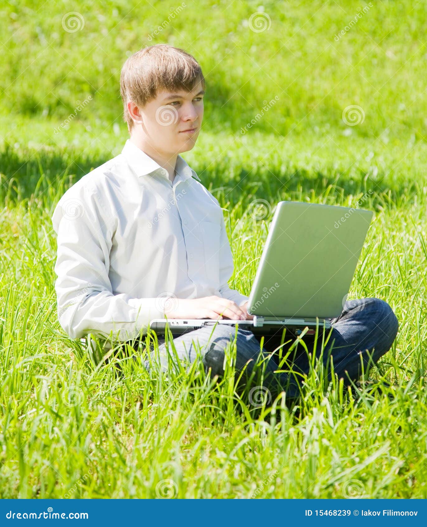 Mann mit Laptop-Computer stockbild. Bild von nave, wiese - 15468239